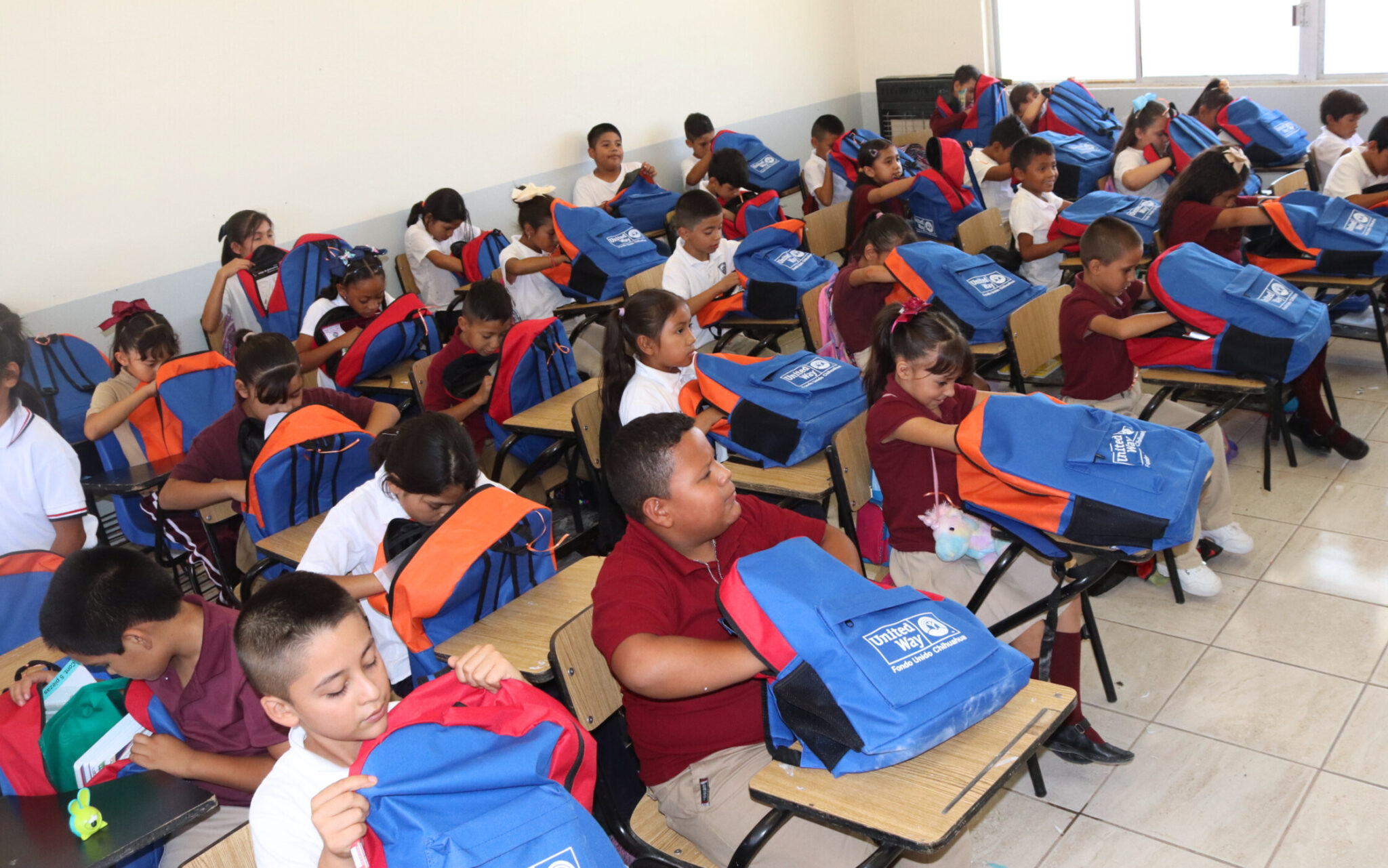 Mochilatón 2023 | Entrega simbólica de 1,000 mochilas en la Escuela ...